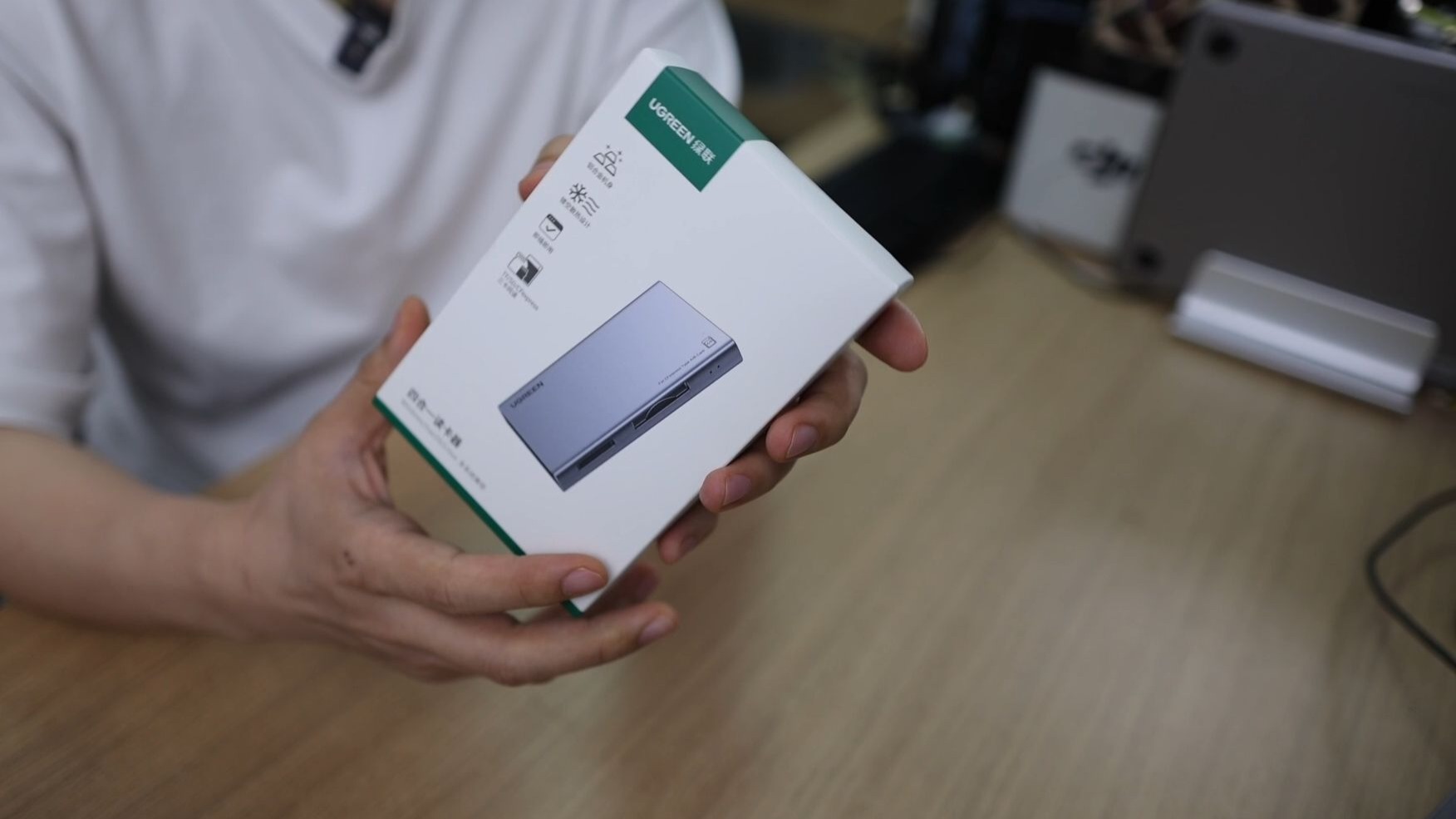 绿联的CFA CFB SD TF四合一读卡器开箱