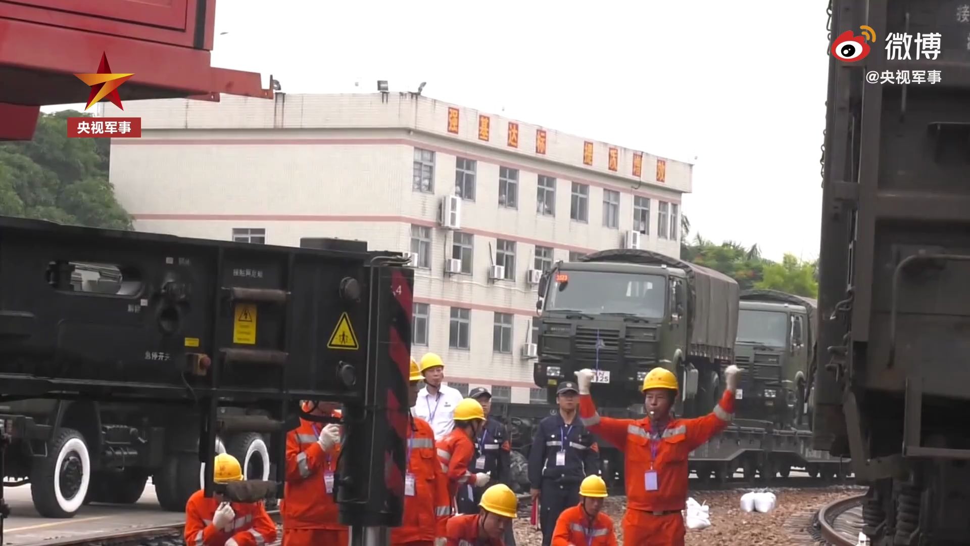 联勤保障部队演习模拟铁路遭敌炸毁