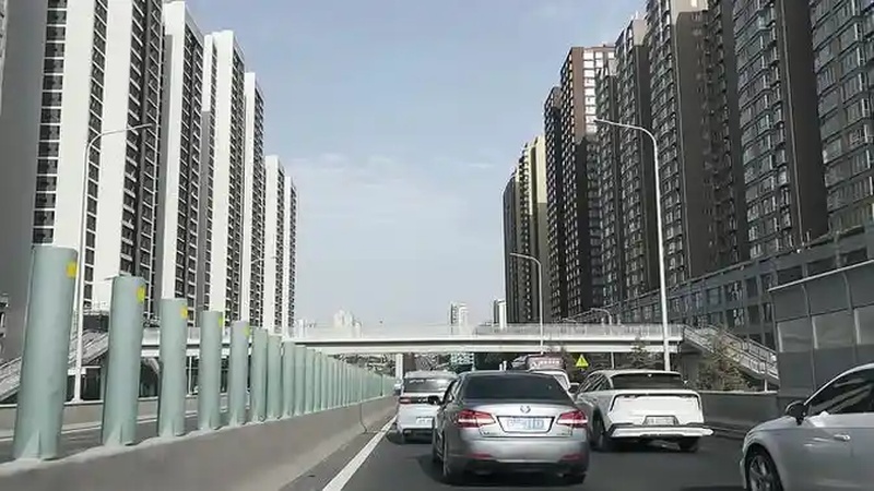 西安北二环这里轻微堵车,原来是发生交通事故,变道时要多注意