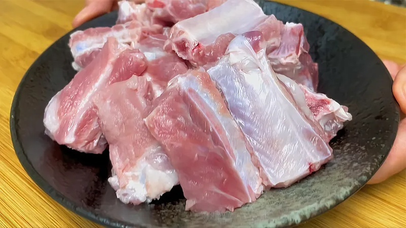 排骨不管怎么做,最忌不要直接焯水,记住这2步,排骨不腥也不柴