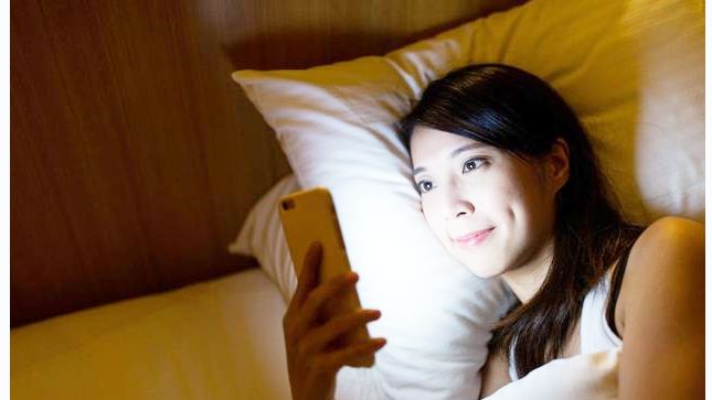 领导让每晚在微信群里汇报工作,女同事:老娘卖身给你了吗?