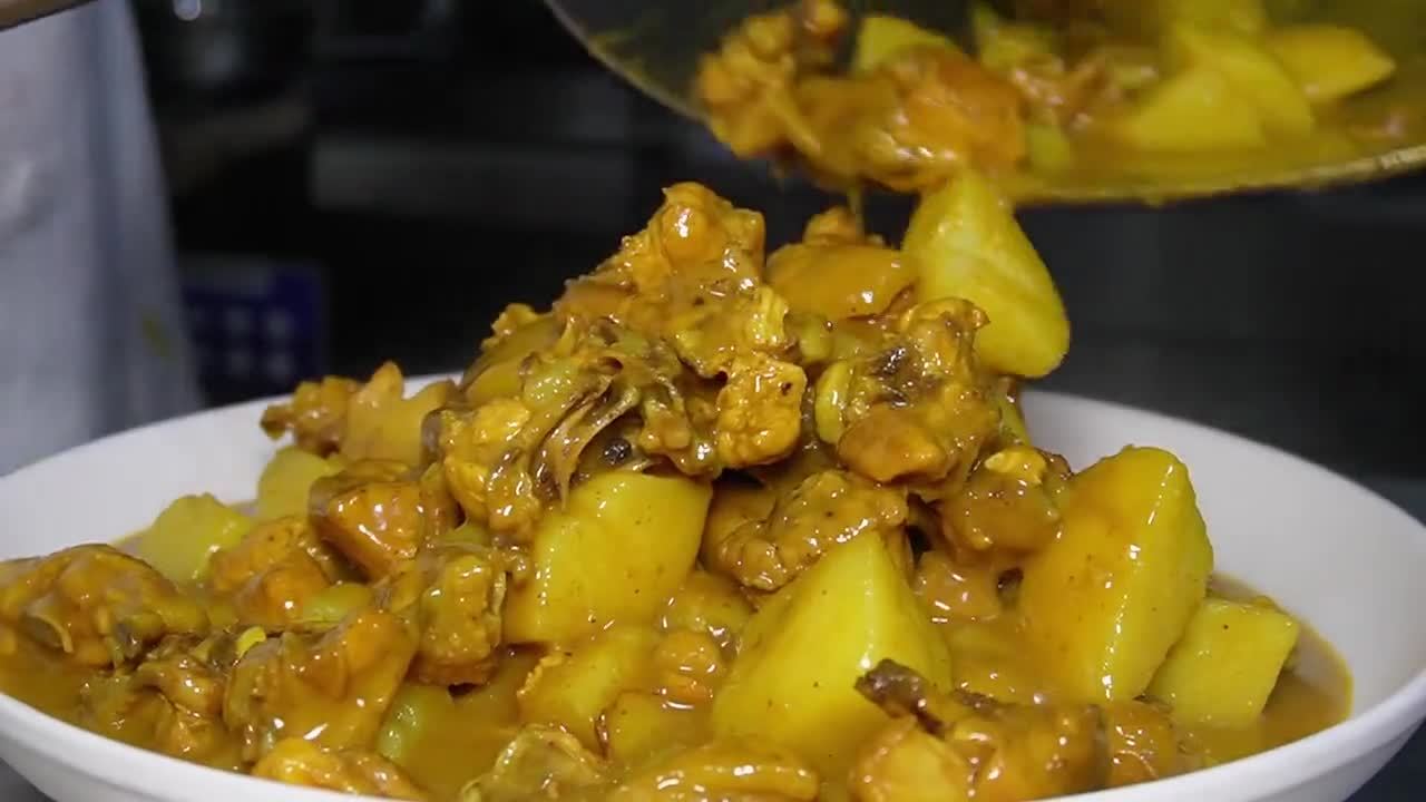 《咖喱鸡块》咖喱粉做出来的鸡肉 加点汤汁下饭得很 真材实料才能...