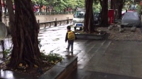宝贝上幼儿园小小班的第一周,一路自己走着去,还不忘说拜拜