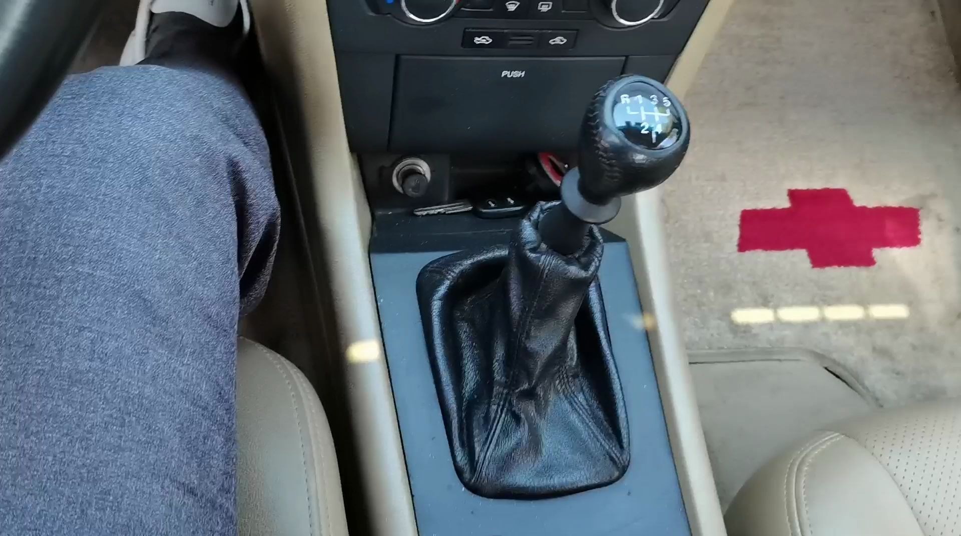 手动挡汽车,精准换挡,要从熟悉变速杆构造特点开始