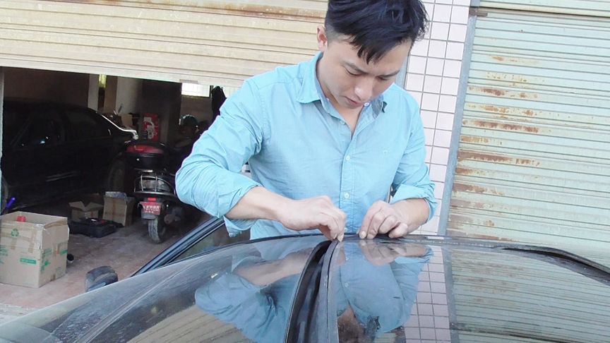 汽车天窗密封条老化怕漏水怎么办?看老司机买来自己更换