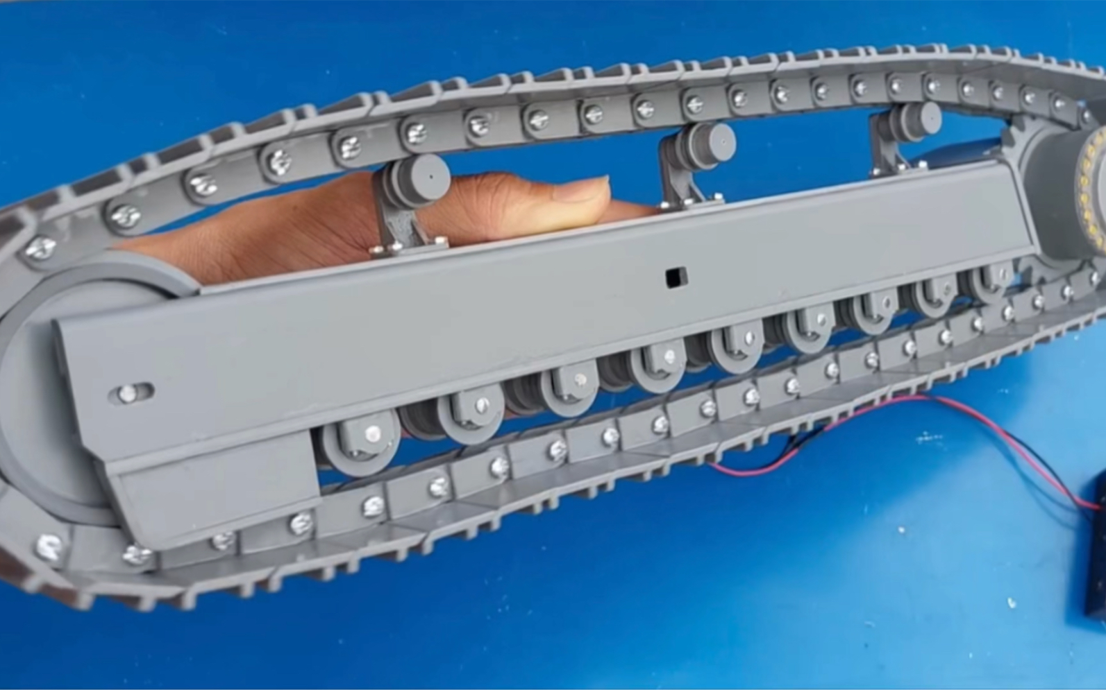 东南亚小哥利用pvc板手搓挖掘机履带总成,机械素养拉满