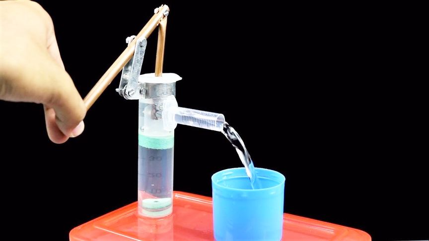 压水井为啥能压上来水?看完这个模型演示就懂了!