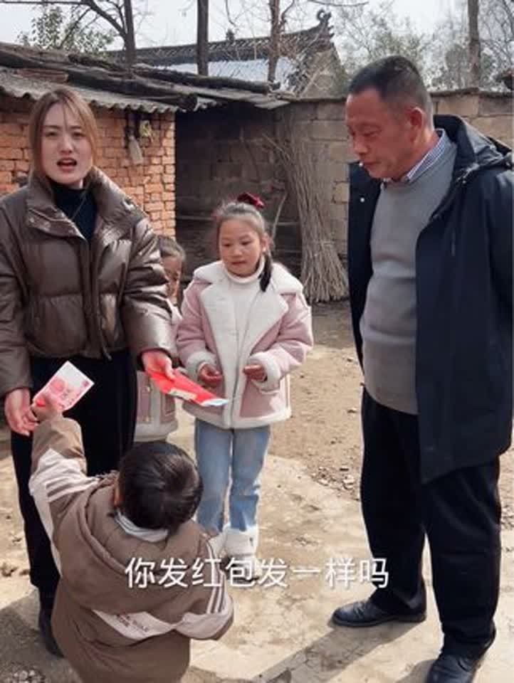 公公今天给孩子发的压岁钱,公公还说要让我们都回去,陪着贵客吃团圆...