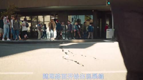 城市中出现一个巨大的深坑,人类掉入原始森林