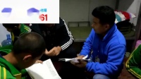 青少年心理思想教育辅导学校心理老师正在跟学生进行辅导工作