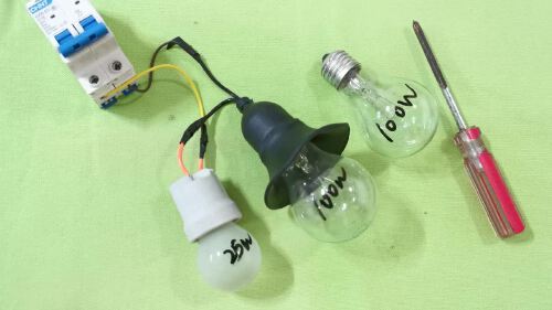 为什么2个100W灯能同时亮?而1个25W灯却只能单独亮?涨见识了