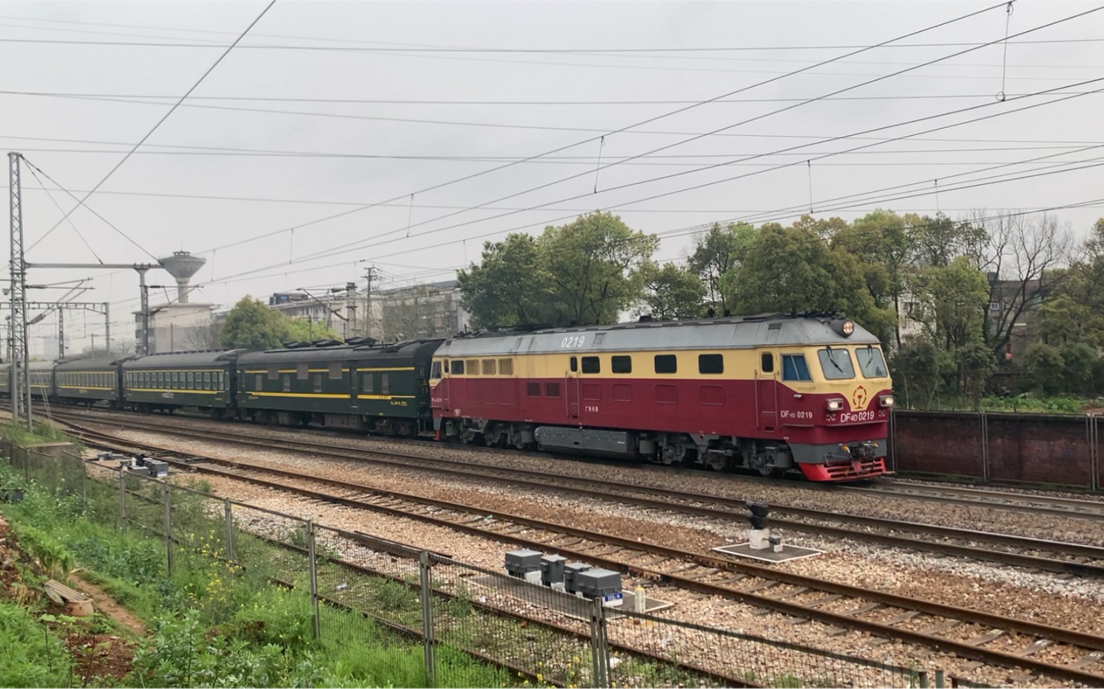 k1803缓缓驶出湘潭车站～