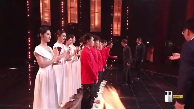 【颁奖仪式】全红婵C位,率中国跳水队领奖,成唯一指定团宠!