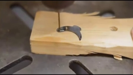 国外小伙儿用硬币制作的匕首,可供特工使用!防不胜防