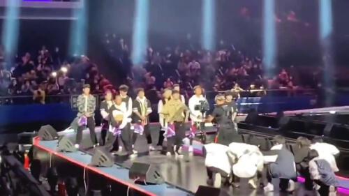 易烊千玺在舞台上表演歌曲,观众们欢呼呐喊,这里面有很多人是他的...