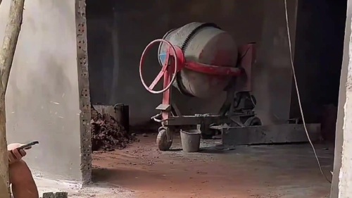 这个柱子包装实际上使用模板最好操作安装好模板灌注混凝土就行了