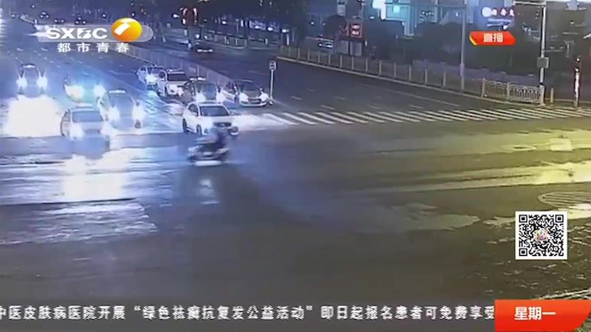 行人不守交规致事故屡屡发生,交警发布车祸惊险瞬间,以警示行人