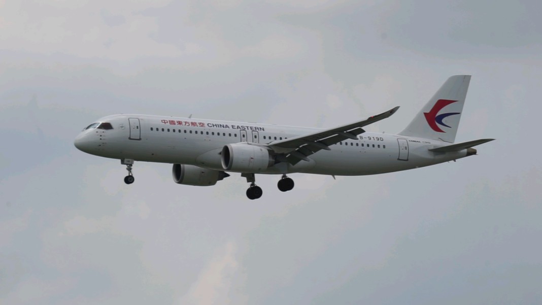东航第三架C919降落!中国东方航空C919-100STD(B-919D)降落上海...