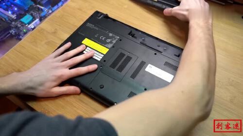 屏幕坏掉的笔记本电脑改成台式机,造型真是漂亮