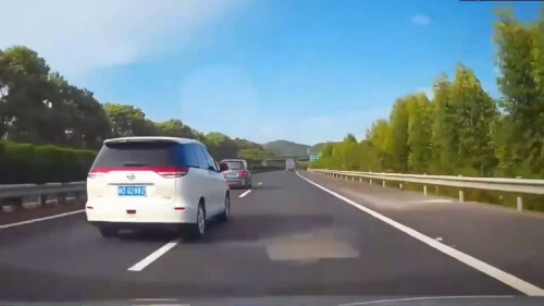 路怒症!福特和丰田飙车,技术不行还要硬拼,代价有点大!