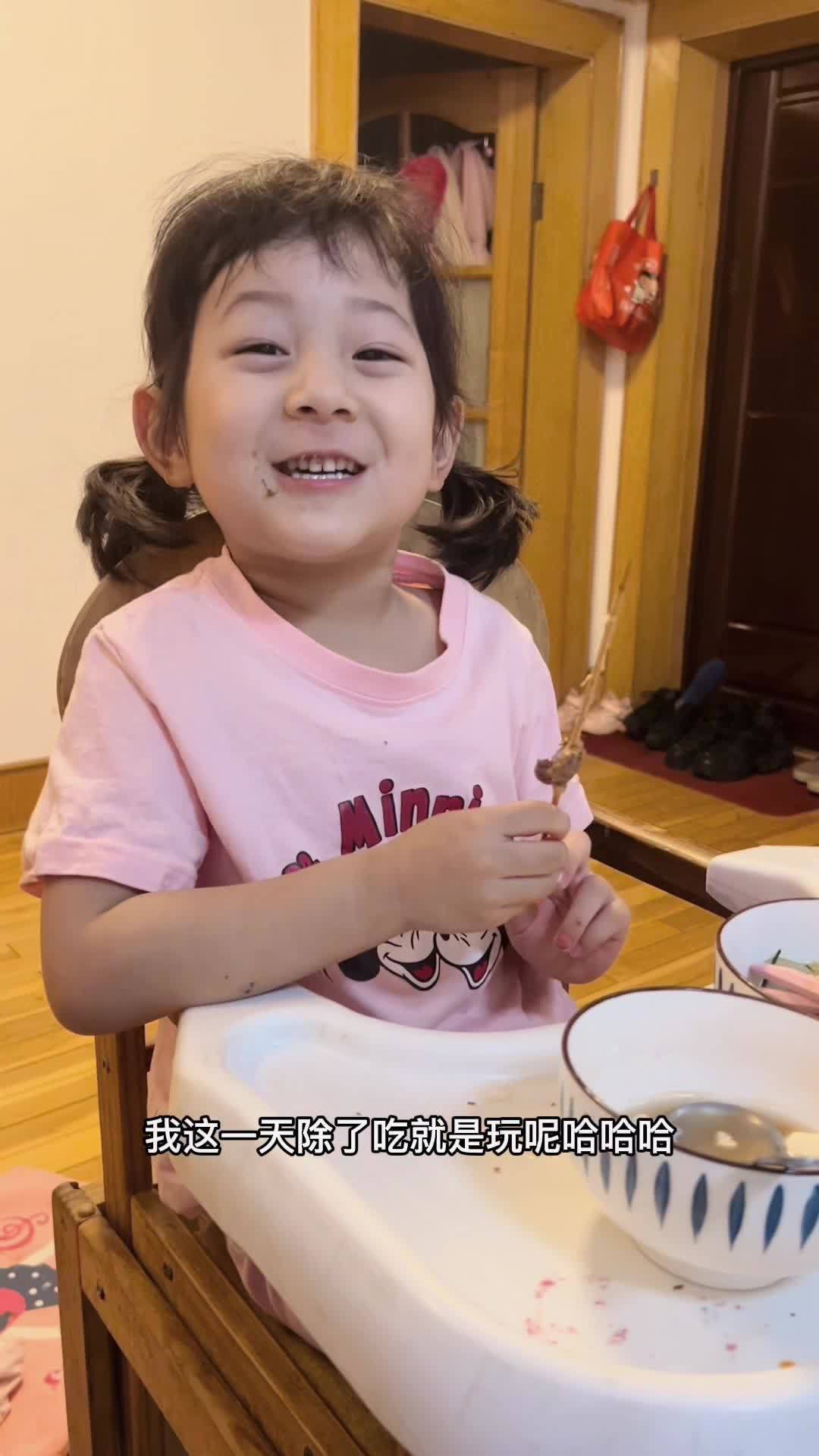这两天不敢刷,一看到医护人员志愿者们的视频就想哭,我们觉得在家.