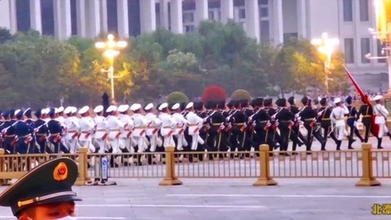 2020年八一建军节,天安门升国旗仪式,现场唱国歌