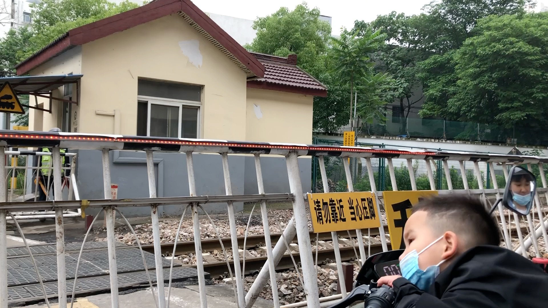 火车来了实况、在正常可通行的路上、火车又走了