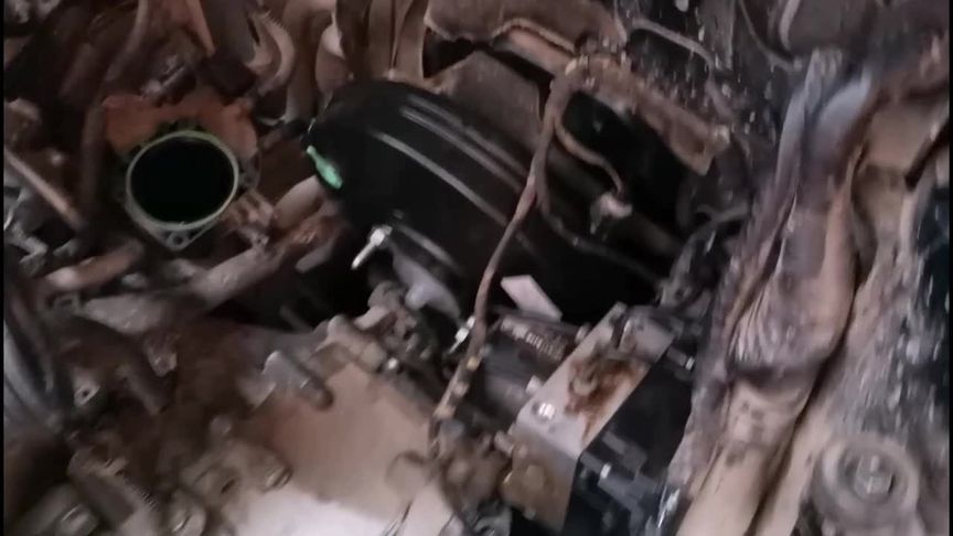 刹车真空管中间有一个单向阀,能将真空泵的空气吸进进气歧管