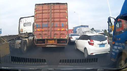 生死一瞬间!2022年末最惊心交通事故现场实录