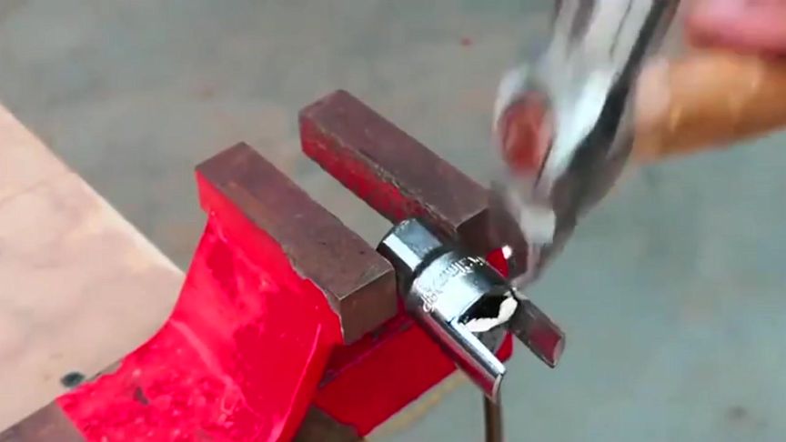 把一个开口的六角套筒装电钻上,会有你意想不到的,奇特效果!