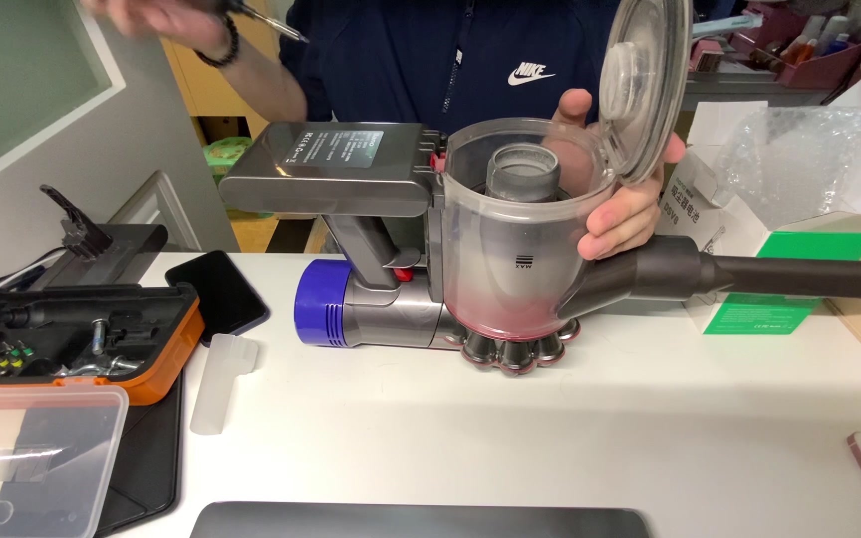 戴森Dyson V8无线吸尘器电池更换