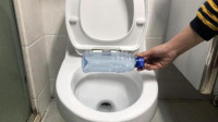 马桶堵了臭死人?拿个塑料瓶就能疏通开,再也不用花钱请人去通了