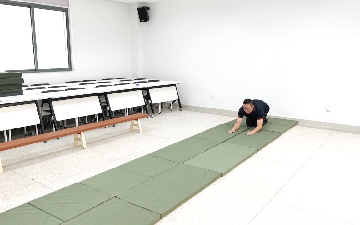 34.模仿各种动物爬行