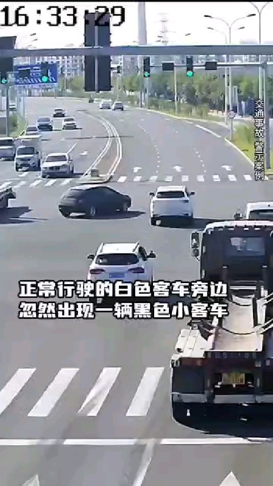 无视信号灯,也不让行直行车辆酿成事故! #交通事故警示案例