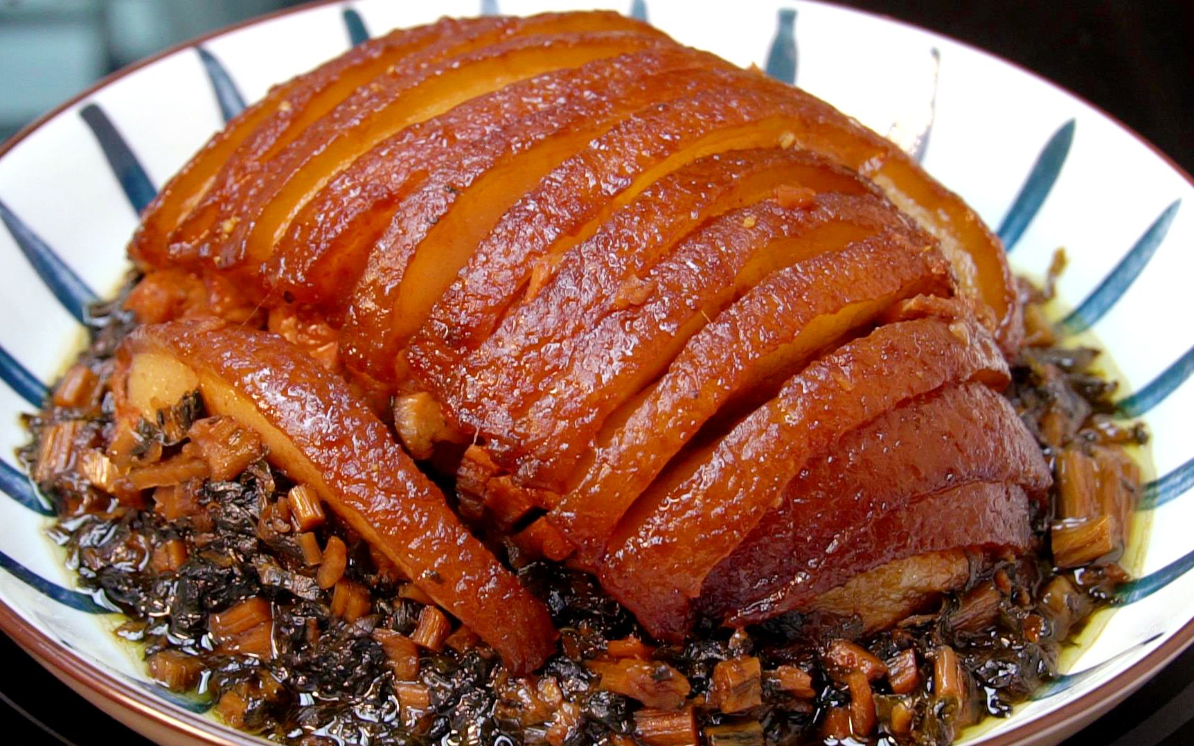 年夜饭之客家梅菜扣肉,超详细的家常做法,颜色酱红油亮,梅菜浓郁芳香,...