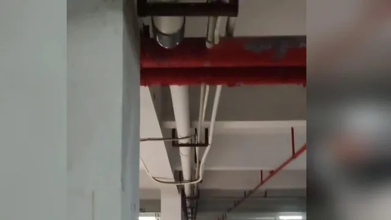 业主拍漏水水管发给物业,下一秒水管爆裂,被淋成“落汤鸡”