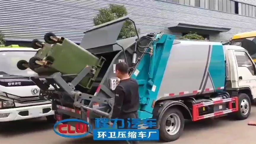 压缩垃圾车收垃圾操作视频