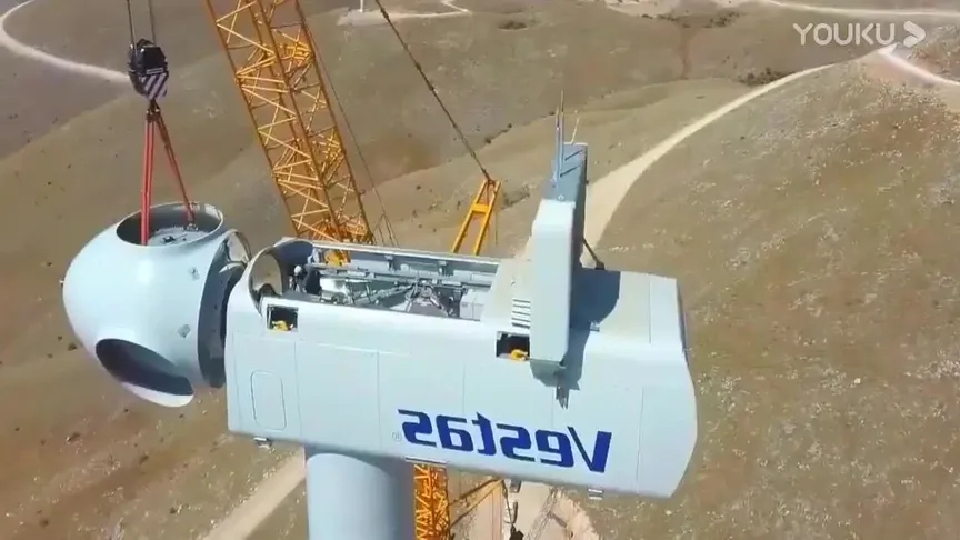 施工现场:塔吊装风力发电机全景观看