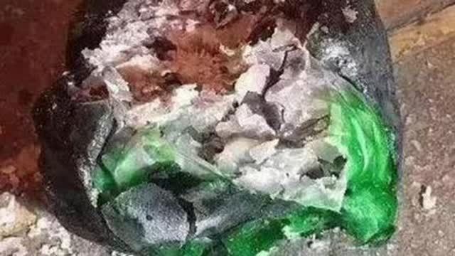200万的翡翠原石切割过程中导致.