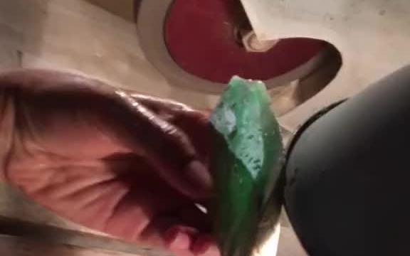 翡翠现场切割 翡翠原石切割
