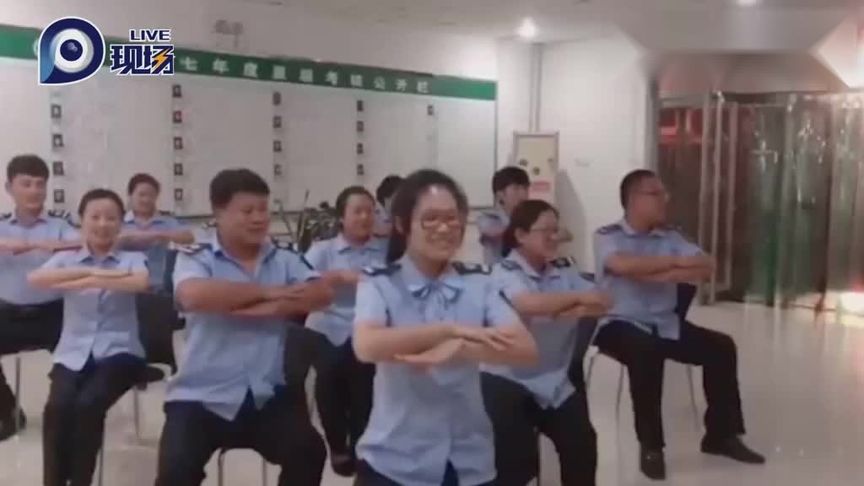 练标准微笑,收费站员工“咬筷子”服务!