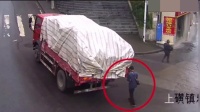 交通事故合集: 骑着电瓶车还玩手机, 直接撞上了停着的大货车