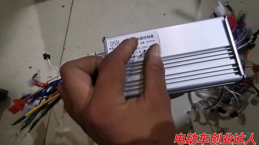 电动车的控制器一般有两种,区别在哪里?不起眼的插头告诉你答案
