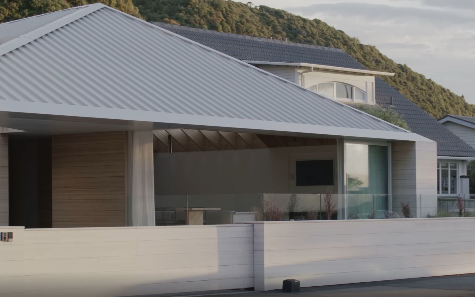 在平静而简约的现代建筑住宅内(参观房屋)