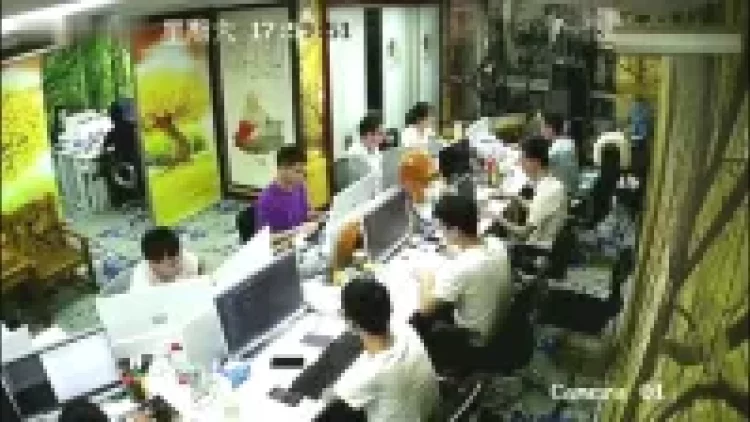 男子感觉不舒服起身上厕所,突然感觉不对劲