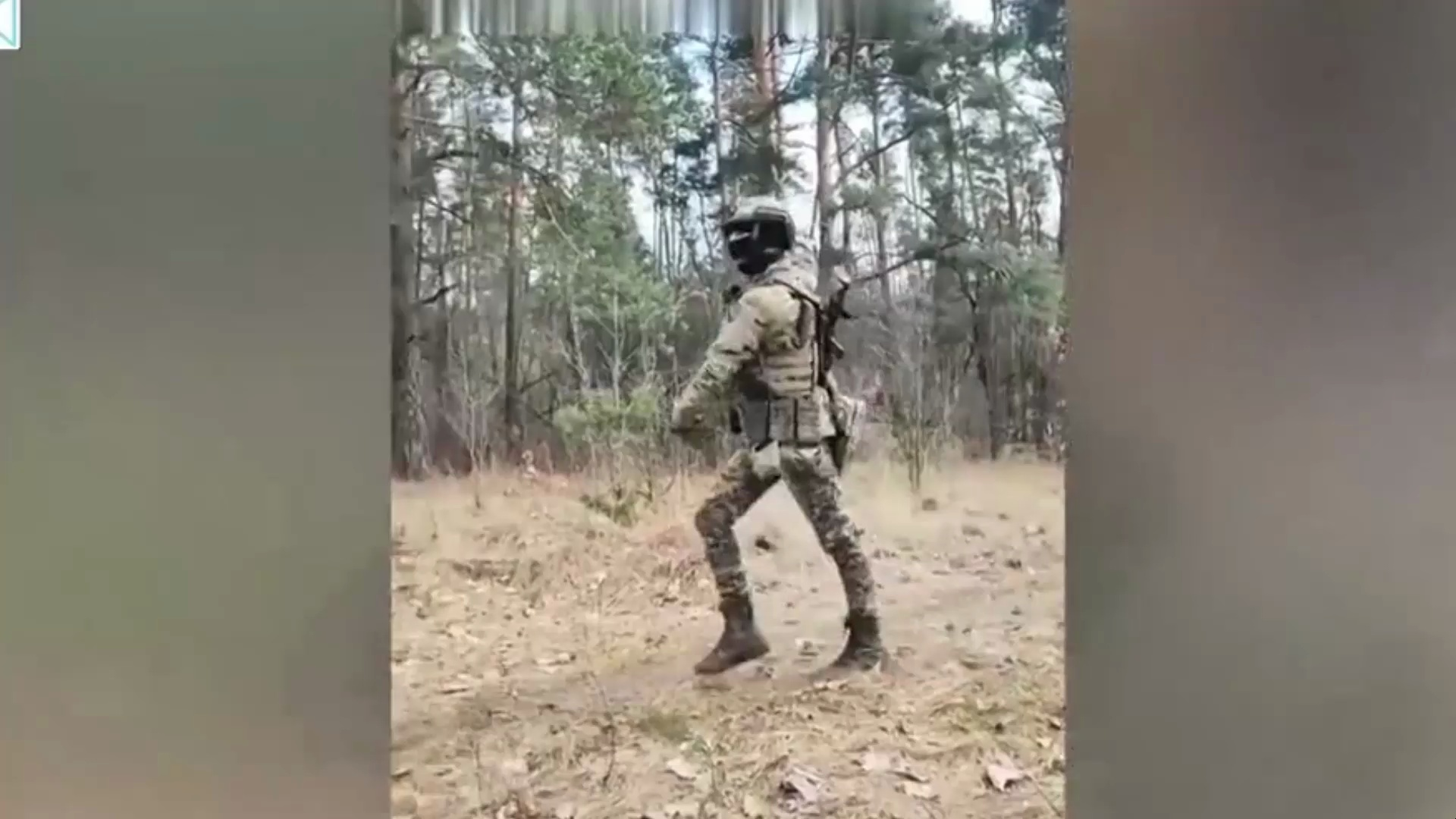 打滚避弹!乌军小队突袭俄阵地,反被火力压制,打得准!俄军“柳叶刀”...