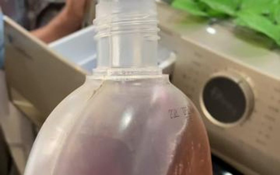 是谁?还在往滚筒洗衣机里,三个槽里都放洗衣液,洗衣粉?怪不得说洗衣...