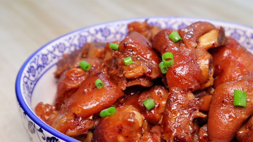 红烧猪脚的正确做法,颜色红润,猪脚软糯入味,老人小孩都能吃