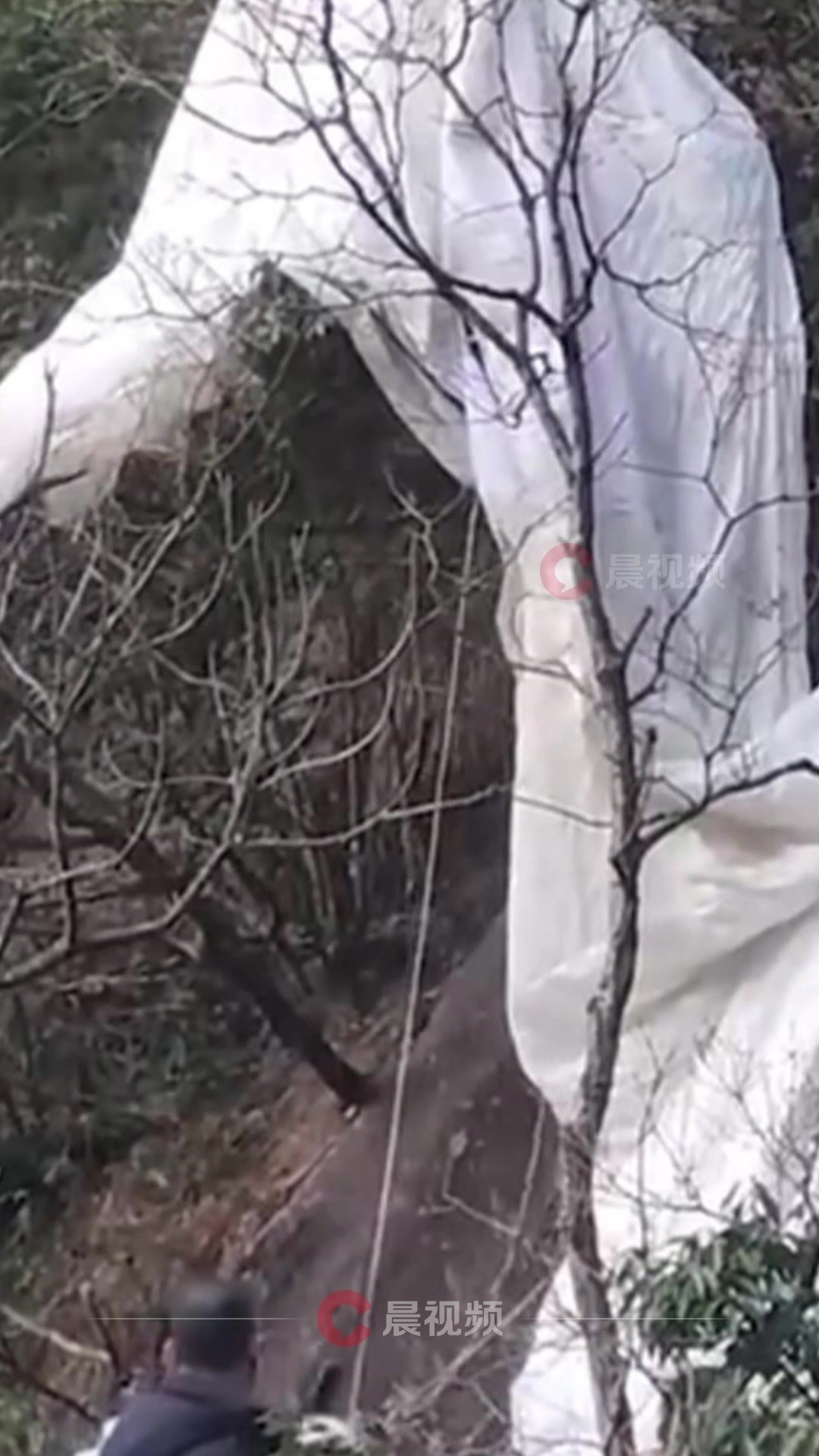 ...撞山,黄山景区执法部门已找到,该男子并依法依规对其进行行政处罚