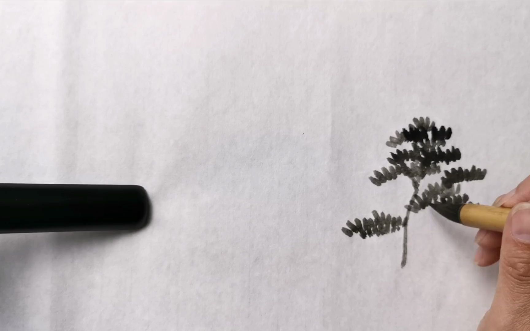 院体的松树画法都是勾叶,文人更热衷于点叶法,松叶点法技巧